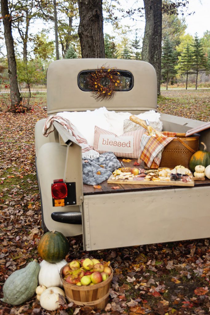 Five Steps to a Cozy Fall Picnic – Charming North